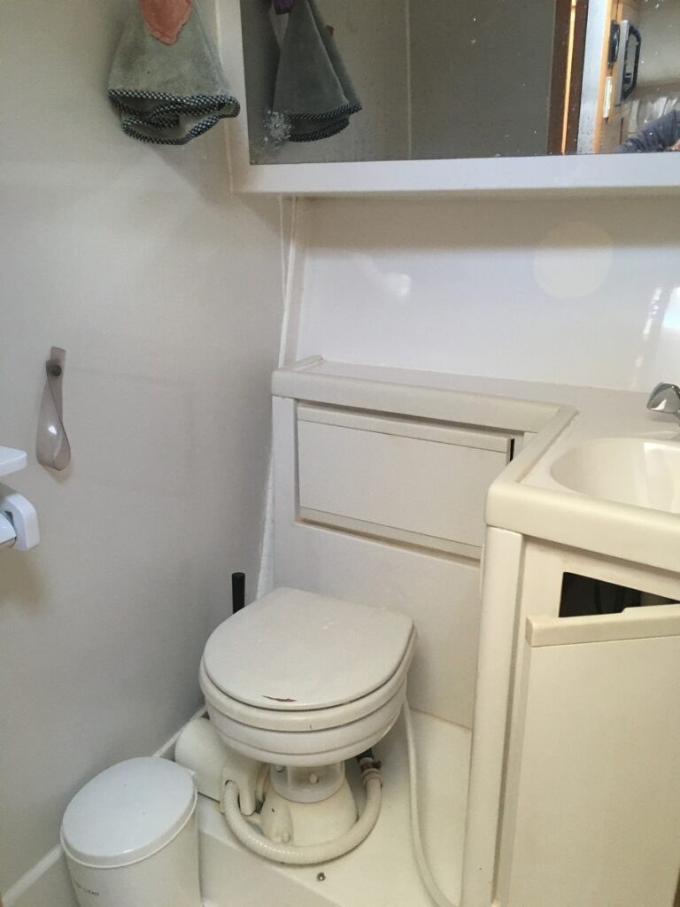 BERTRAM MOPPIE 31 feet- 2 engines 840 HP - Henri Captain