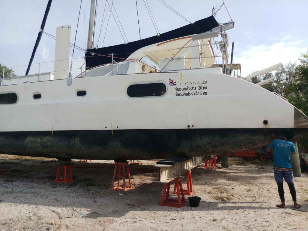 CATANA 43 CATAMARAN- 4 cabins- 35 Passengers - Henri Captain