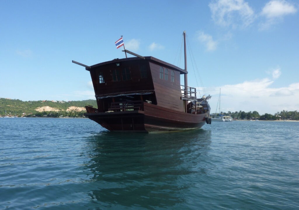 JUNK BOAT 72 Feet- 3 bedrooms- live a board - Henri Captain