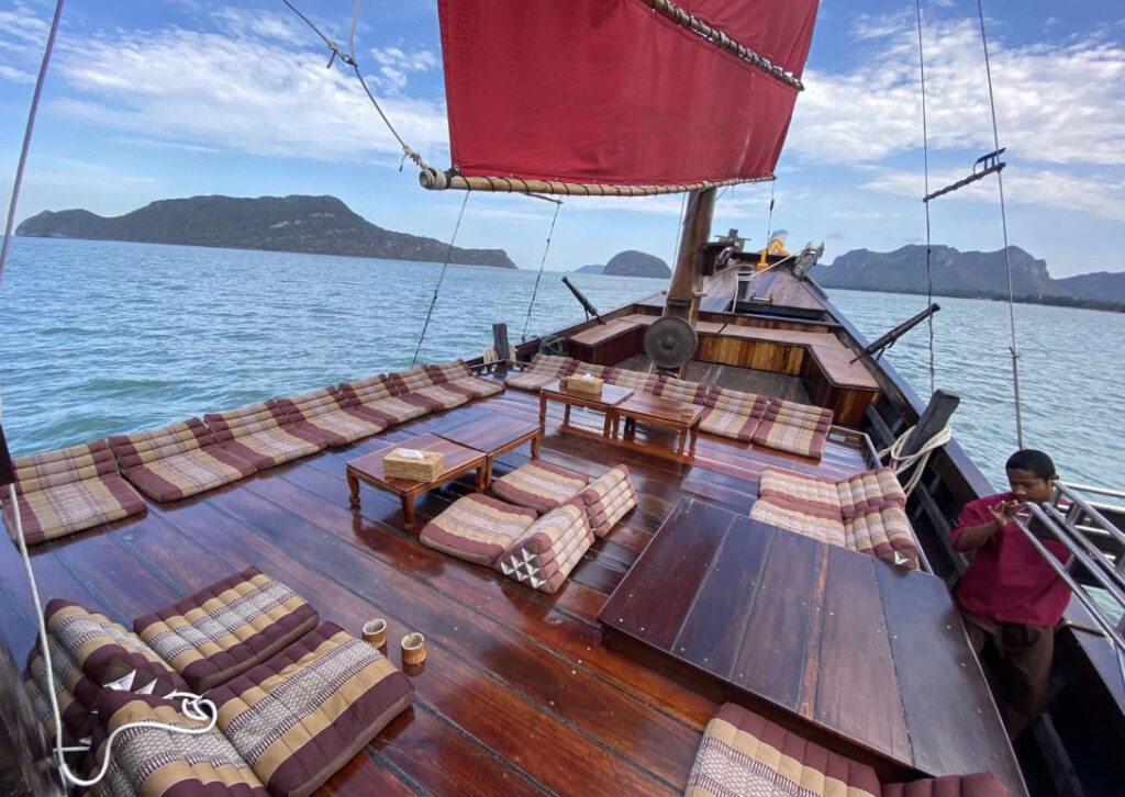 JUNK BOAT 72 Feet- 3 bedrooms- live a board - Henri Captain