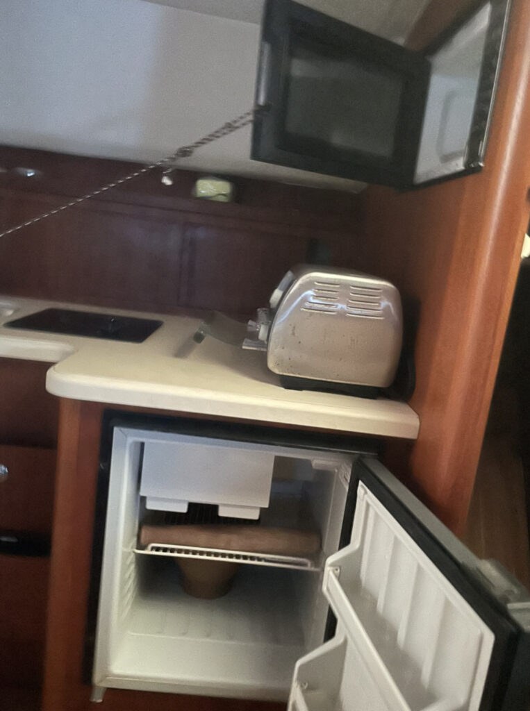 FISHING BOAT TIARA 31 Feet- CABIN- 520 hp - Henri Captain