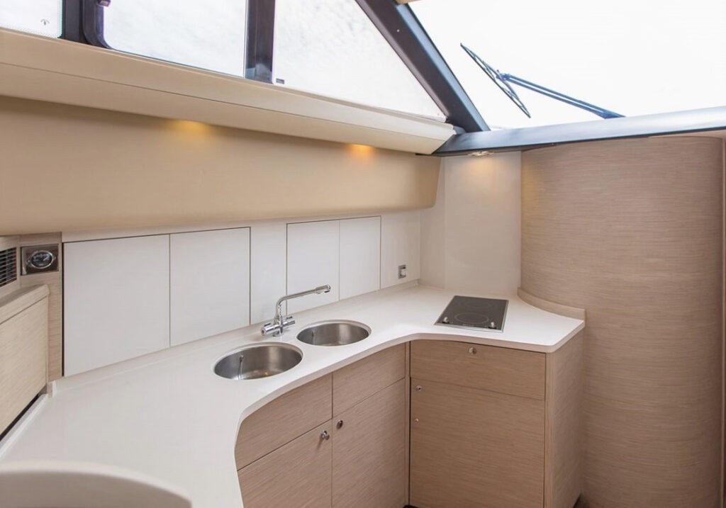 YACHT PRINCESS 42 FLYBRIDGE- 2 CABINS - Henri Captain