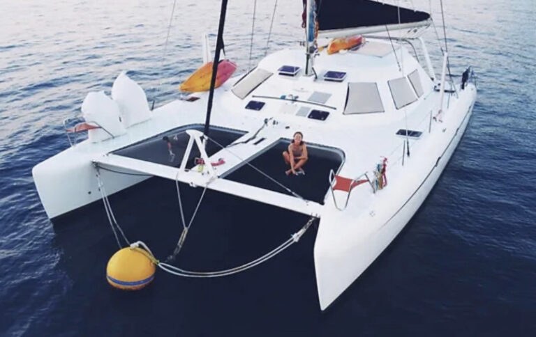 CATAMARAN SCHIONNING COSMOS 44 FEET- 3 CABINS - Henri Captain