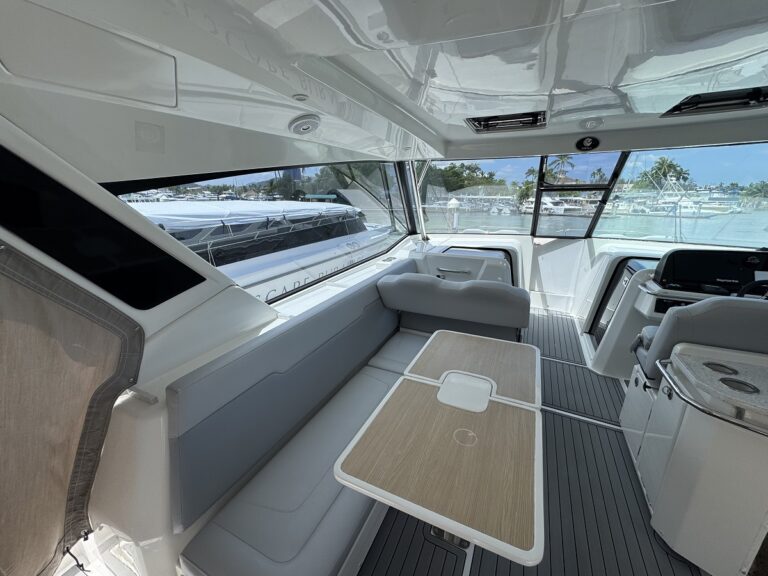 LUXURY POWER CATAMARAN AQUILA 36 SPORT -2 CABINS - Henri Captain