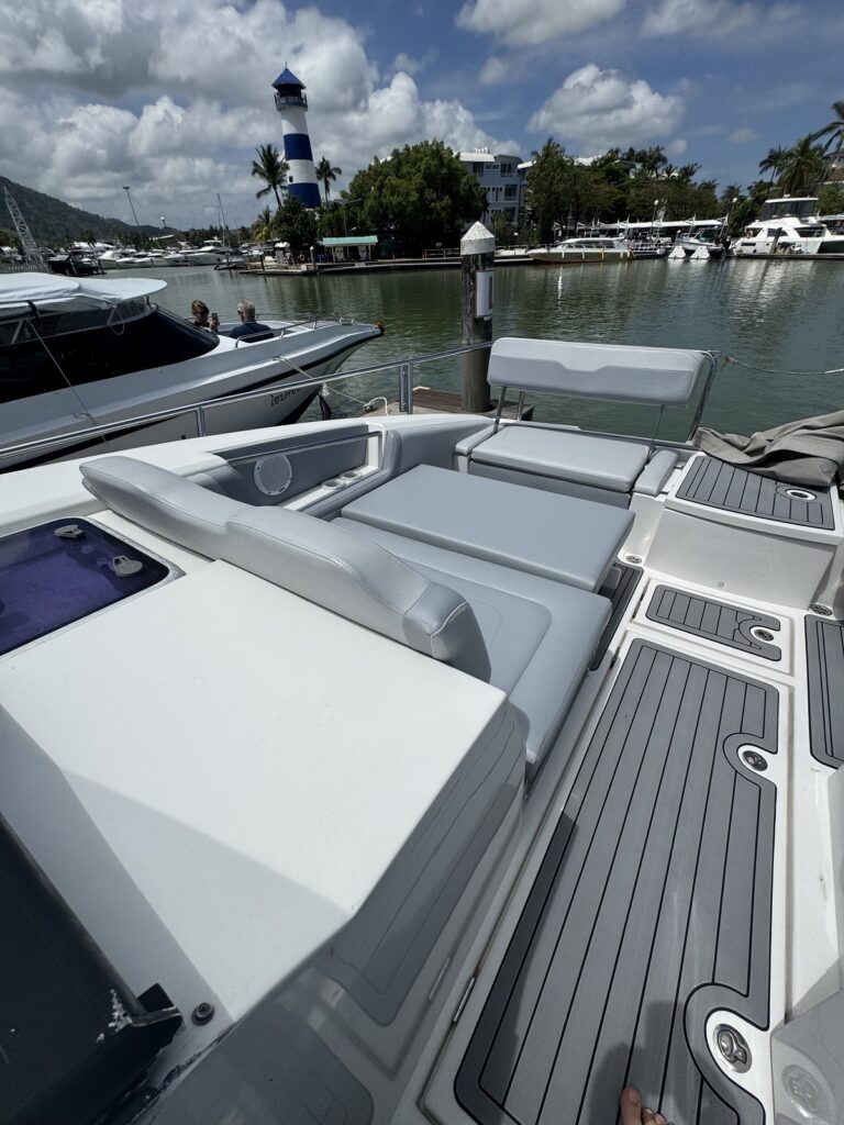 LUXURY POWER CATAMARAN AQUILA 36 SPORT -2 CABINS - Henri Captain