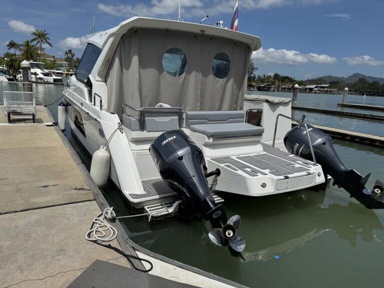 LUXURY POWER CATAMARAN AQUILA 36 SPORT -2 CABINS - Henri Captain