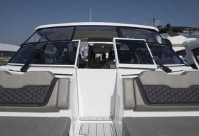 LUXURY POWER CATAMARAN AQUILA 36 SPORT -2 CABINS - Henri Captain