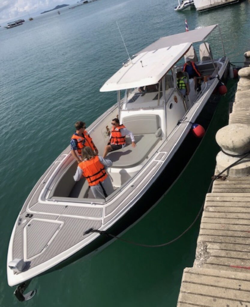 LUXURY SPEED BOAT RAPTOR 375 SOLARIUM- WITHOUT ENGINE - Henri Captain