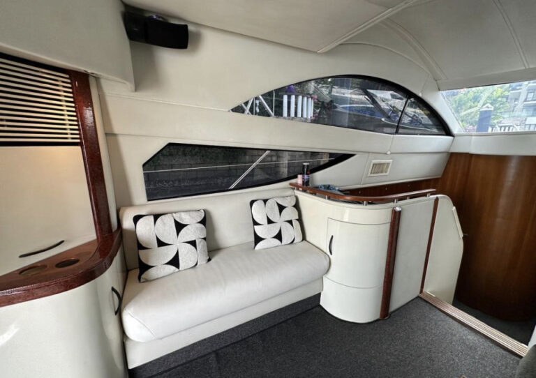 YACHT FAIRLINE 43 PHANTOM-2 CABINS-960 HP VOLVO - Henri Captain