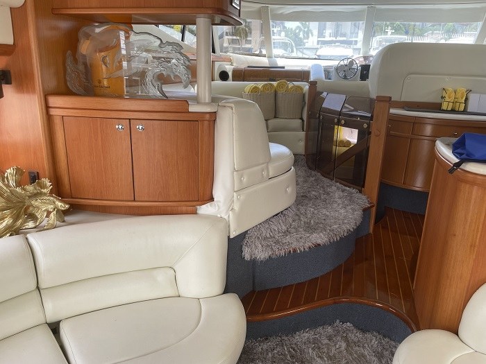 YACHT SEALINE 53 FEET-3 CABINS-1200 HP MAN - Henri Captain