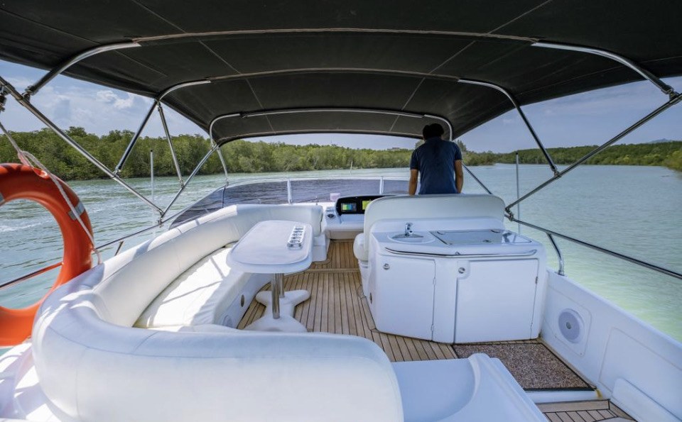 YACHT SEALINE 53 FEET-3 CABINS-1200 HP MAN - Henri Captain