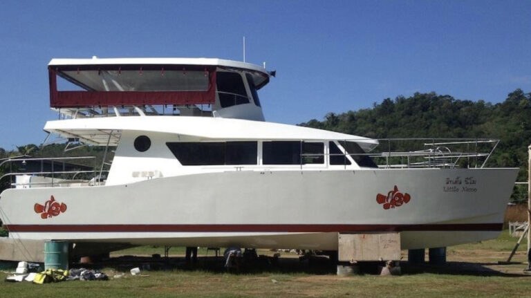 POWER CATAMARAN 50 FEET- 50 PASSENGERS - Henri Captain