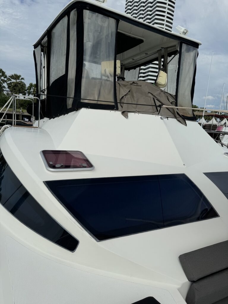 POWER CATAMARAN IS 39 feet- 30 PASSENGERS- 2 CABINS - Henri Captain
