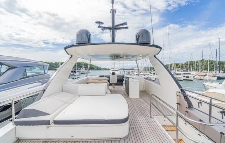 LUXURIOUS YACHT PRINCESS 84 FEET- Henri Captain