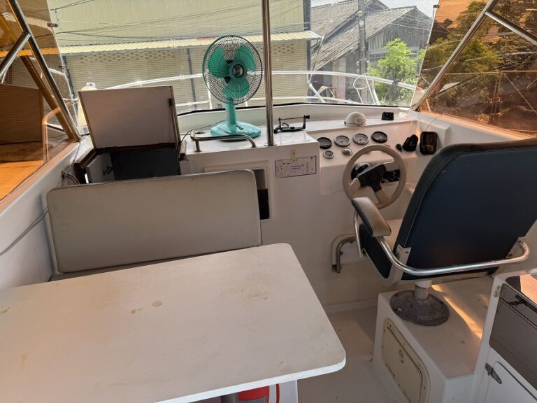POWER CATAMARAN 27 FEET- 16 PASSENGERS. - Henri Captain