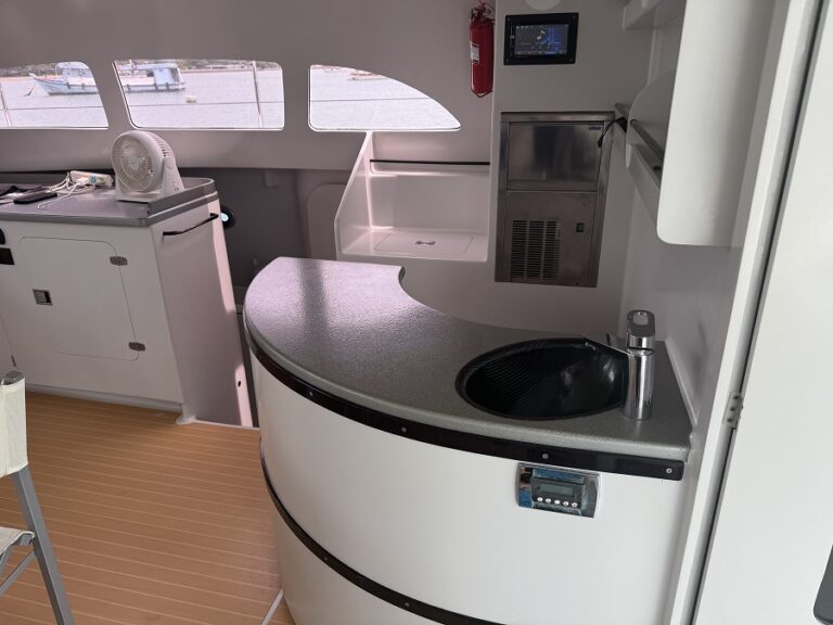 BUSINESS +POWER CATAMARAN STEALTH 47 FEET- 3 CABINS - Henri Captain