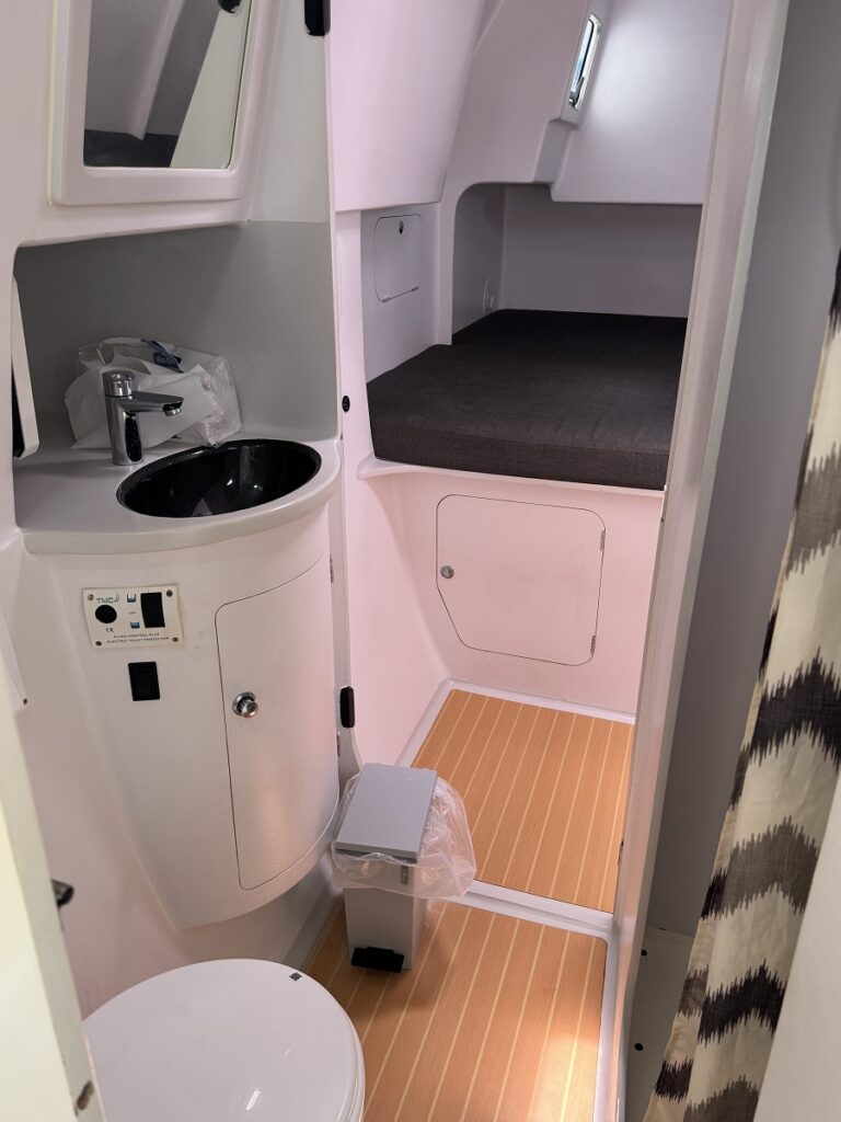 BUSINESS +POWER CATAMARAN STEALTH 47 FEET- 3 CABINS - Henri Captain