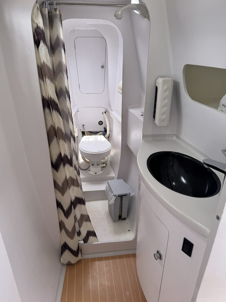 BUSINESS +POWER CATAMARAN STEALTH 47 FEET- 3 CABINS - Henri Captain