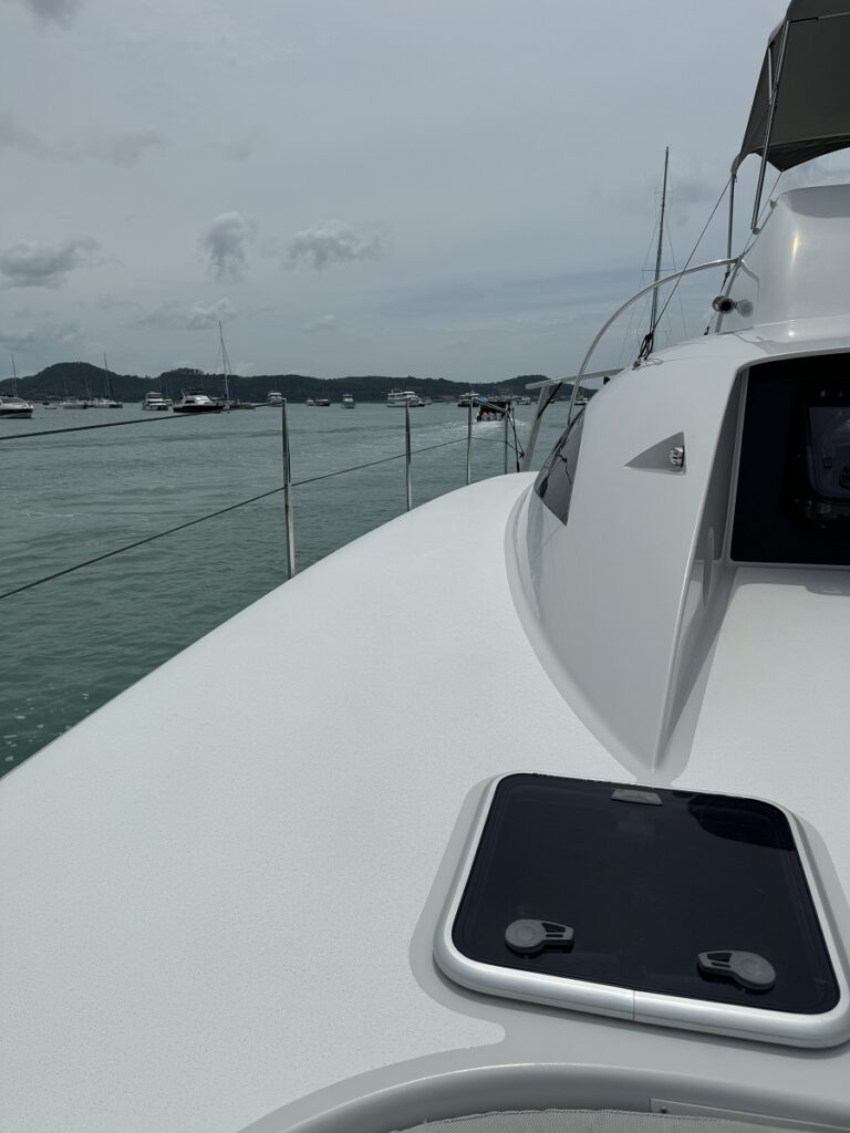 BUSINESS +POWER CATAMARAN STEALTH 47 FEET- 3 CABINS - Henri Captain