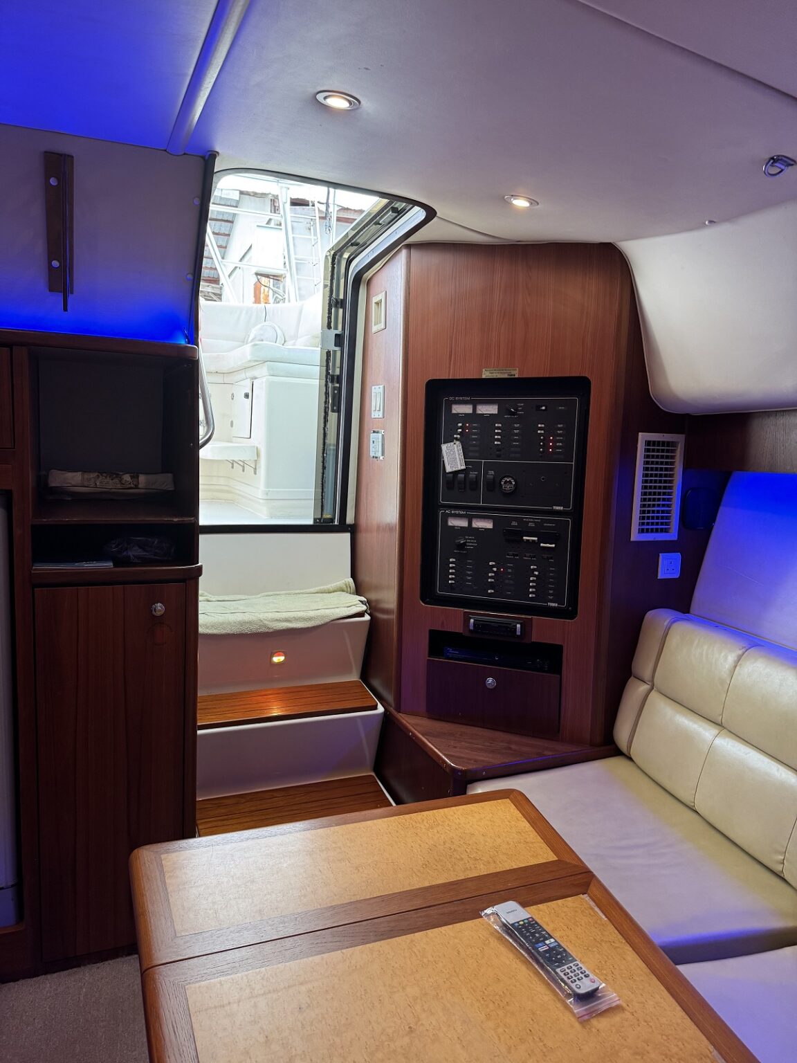 FISHING YACHT TIARA 43 FEET - Henri Captain