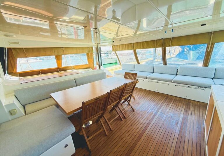 SAILING CATAMARAN LAGOON 620- FLYBRIDGE-4 CABINS - Henri Captain