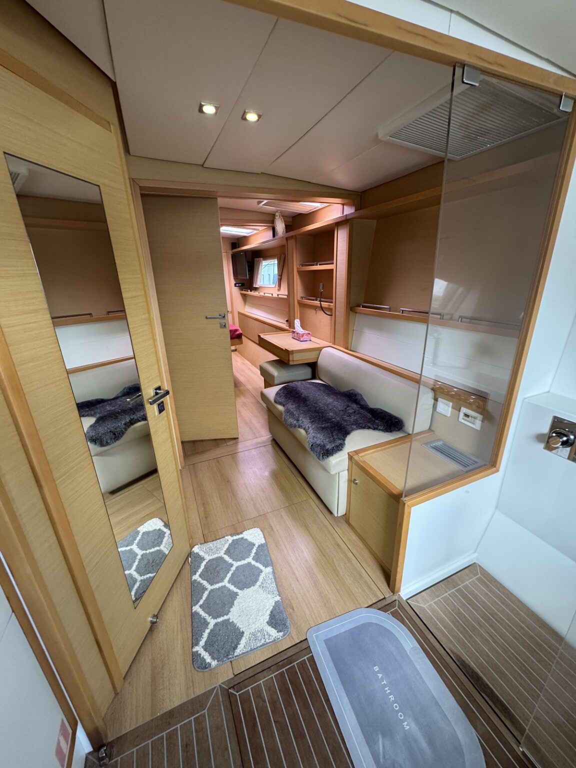 SAILING CATAMARAN LAGOON 620- FLYBRIDGE-4 CABINS - Henri Captain
