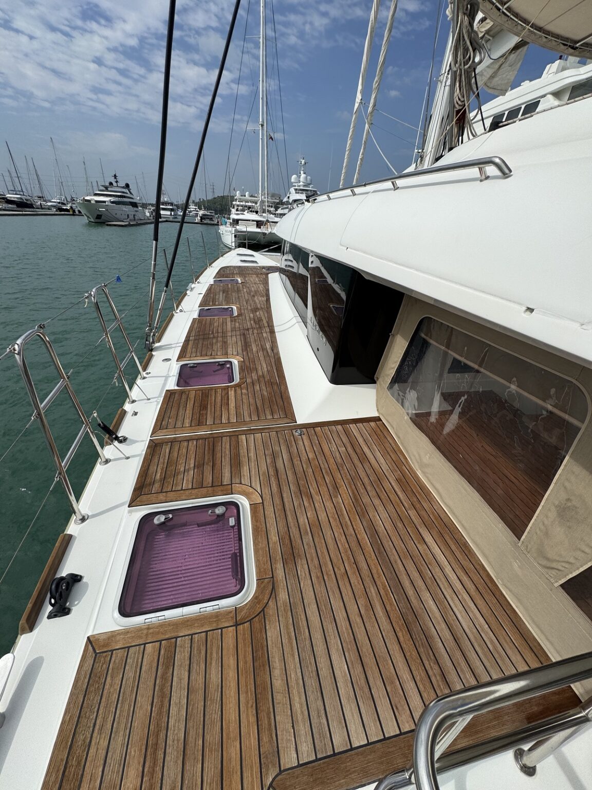 SAILING CATAMARAN LAGOON 620- FLYBRIDGE-4 CABINS - Henri Captain