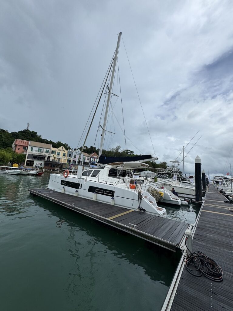 CATAMARAN CATANA 42 FEET- 4 CABINS - Henri Captain