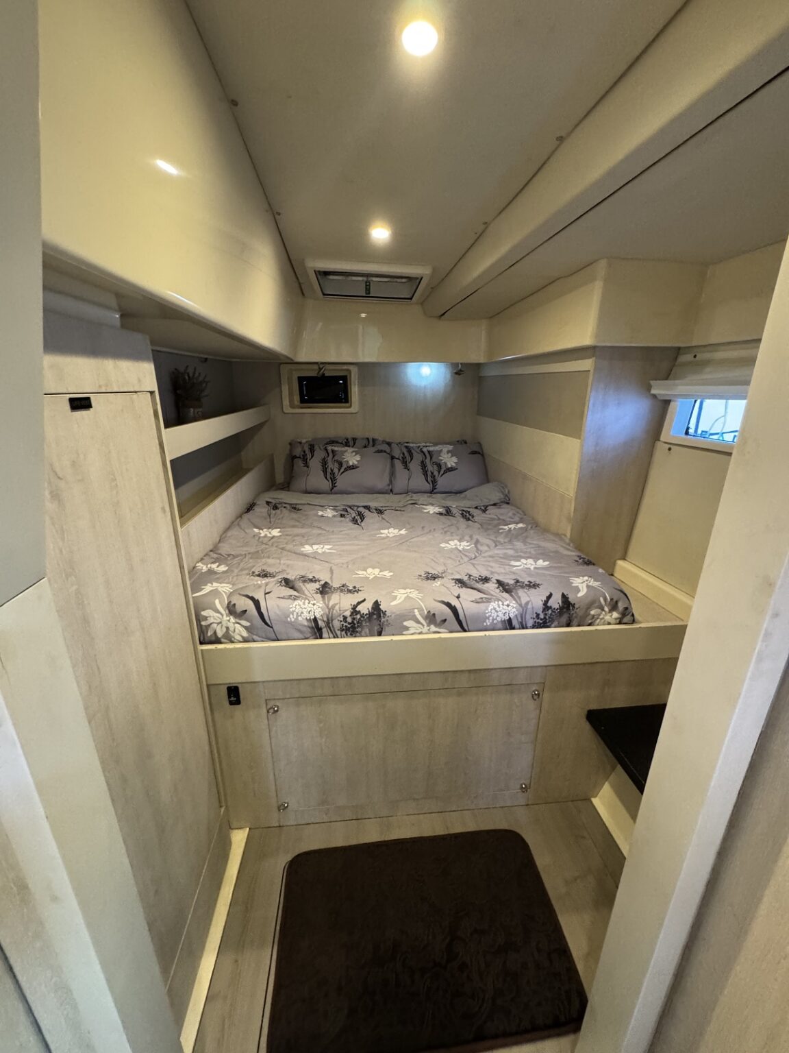 POWER CATAMARAN LEOPARD 51 FLYBRIDGE- 3 CABINS - Henri Captain